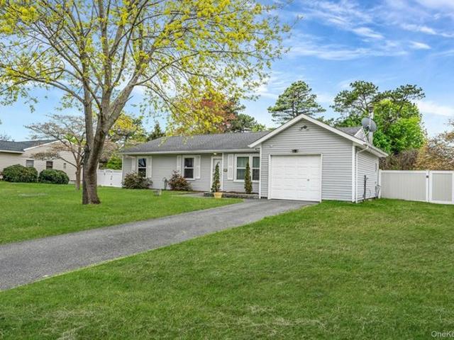 6 Lisa Ct, Patchogue, NY 11763