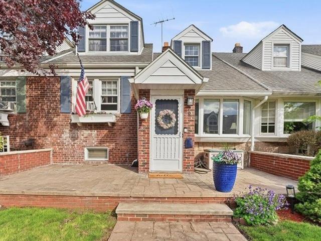 6 Parkside Ln, Bayonne, NJ 07002
