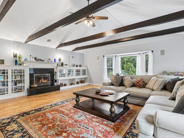6 Pebble Hill Court