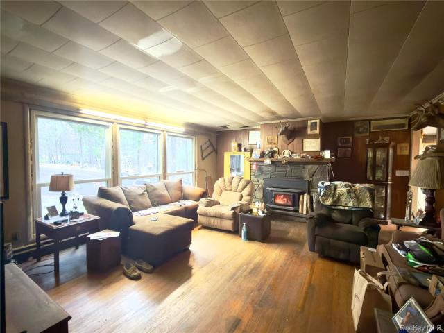 6 Pinetree Ln, Hyde Park, NY 12538 | Compass