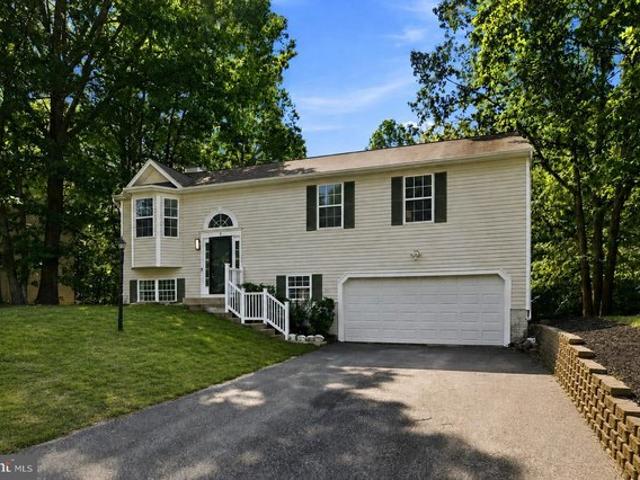 6 Plumosa Dr, Fredericksburg, VA 22405