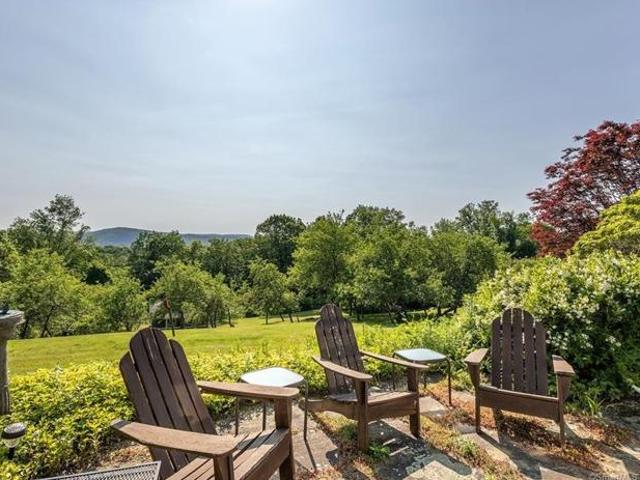 6 Pocono Ridge Rd, Brookfield, CT 06804