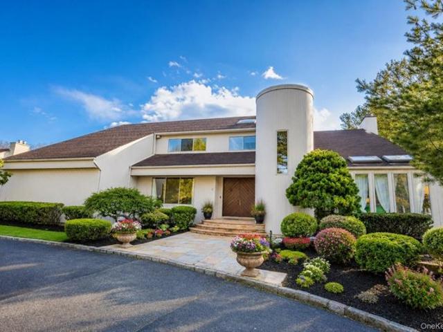 6 Polo Ct, Woodbury, NY 11797