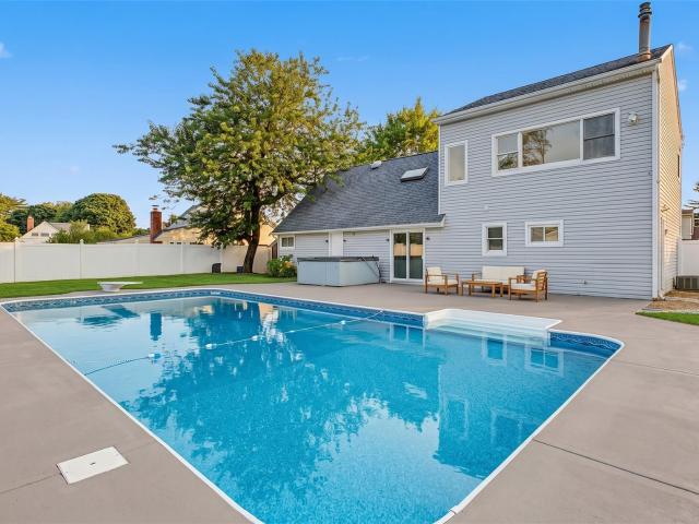 6 Regal Ln, Levittown, NY 11756 | MLS #1022