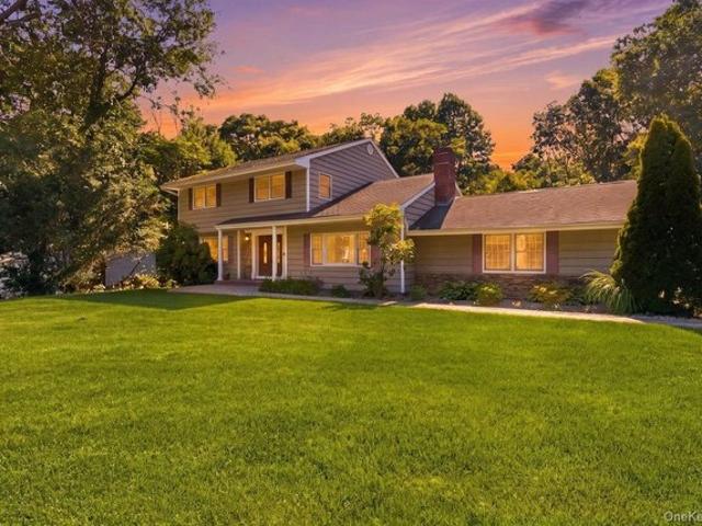 6 Redwood Dr, Dix Hills, NY 11746