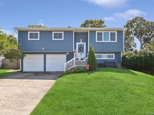 6 Rhodes Ct, Selden, NY 11784