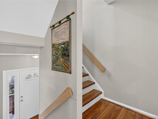 6 Riverstone Court