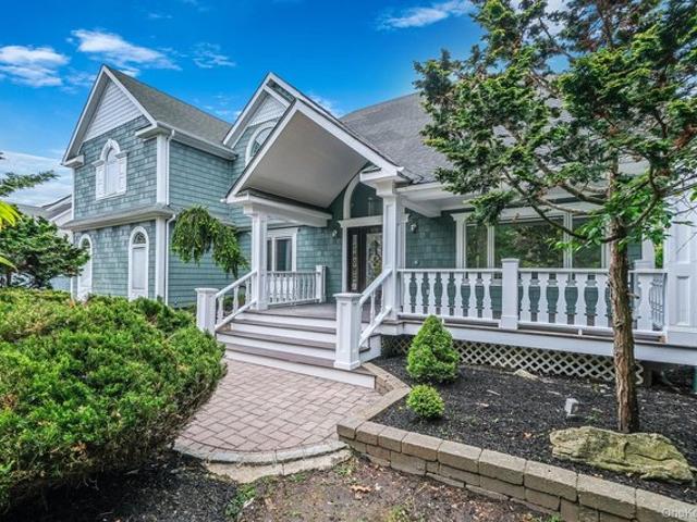 6 Robert Ct, Center Moriches, NY 11934