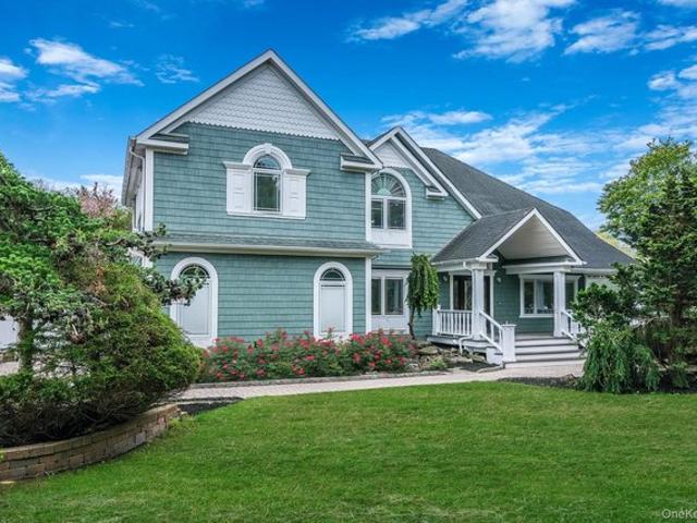 6 Robert Ct, Center Moriches, NY 11934