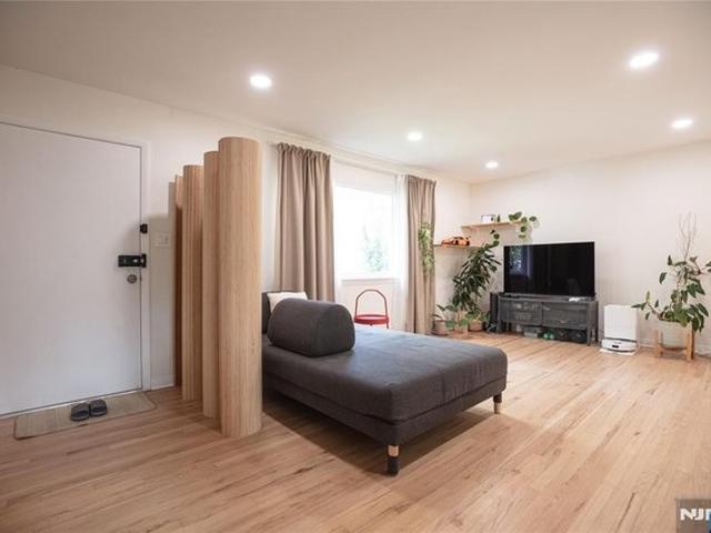 6 Rose Ct, Closter, NJ 07624