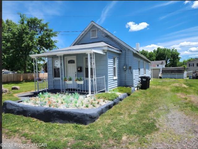 6 Rowlands Ln, Wyoming, PA 18644