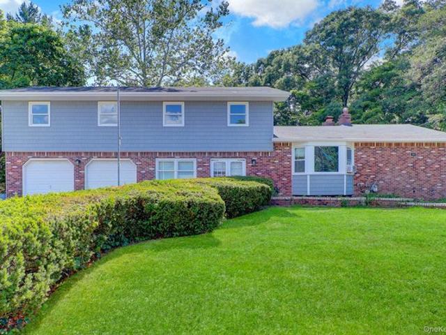 6 Stonington Cir, Wheatley Heights, NY 11798