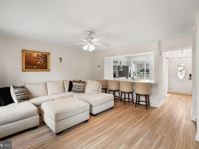 6 Sugarland Square Ct, Sterling, VA 20164