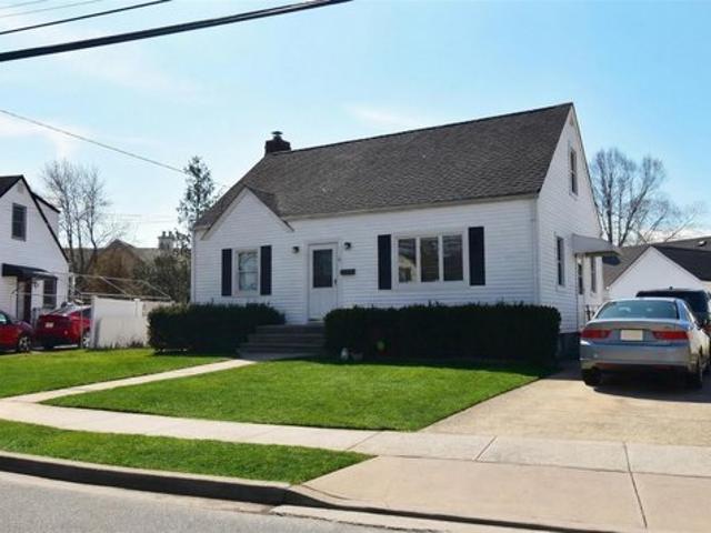 6 Sullivan Rd, Farmingdale, NY 11735