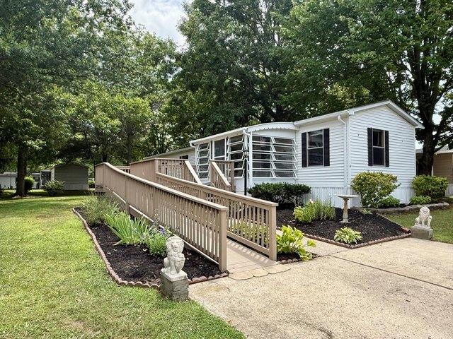 6 Surrey Dr, Cream Ridge, NJ 08514