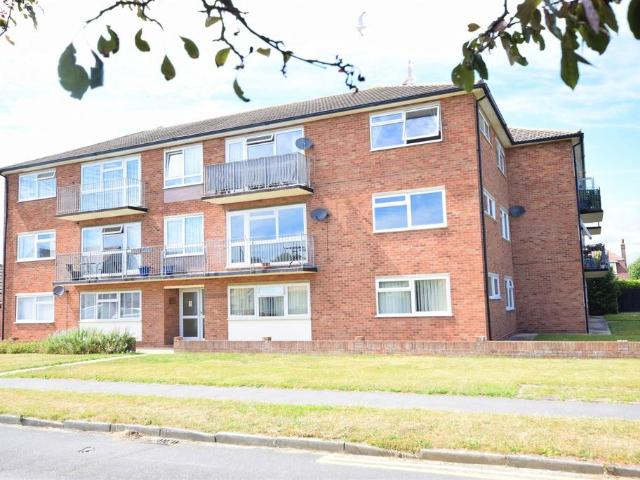 6 Salisbury Court Holland on sea. 2 bed flat to rent £1,000 pcm £231 pw