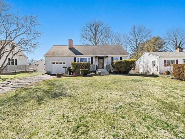 6 Shamrock Ln, Norwalk, CT 06850