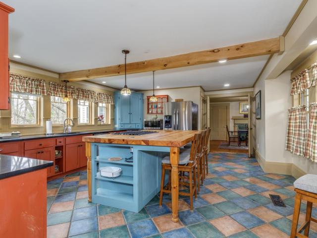 6 Sherwood Forest Road