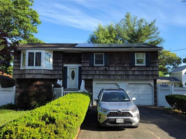 6 Smith Ct, Mastic, NY 11950