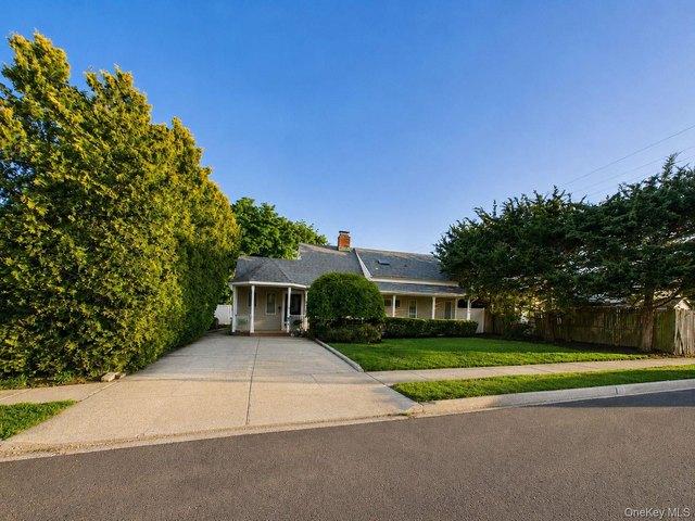 6 Snowbird Ln, Levittown, NY 11756