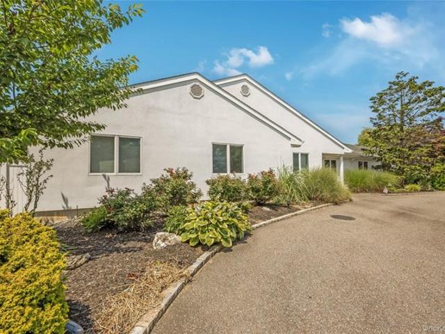 6 Twilight Ct, Melville, NY 11747