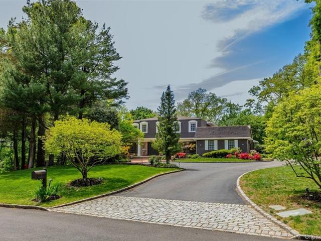 6 The Hollows W, East Norwich, NY 11732