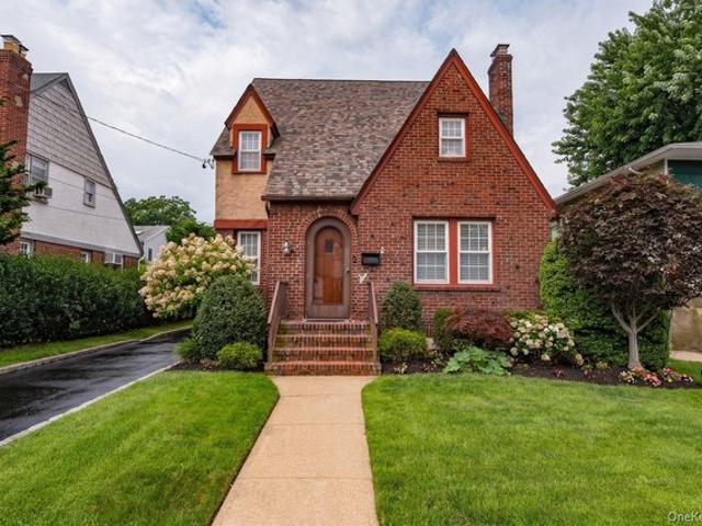 6 Troy Pl, Merrick, NY 11566