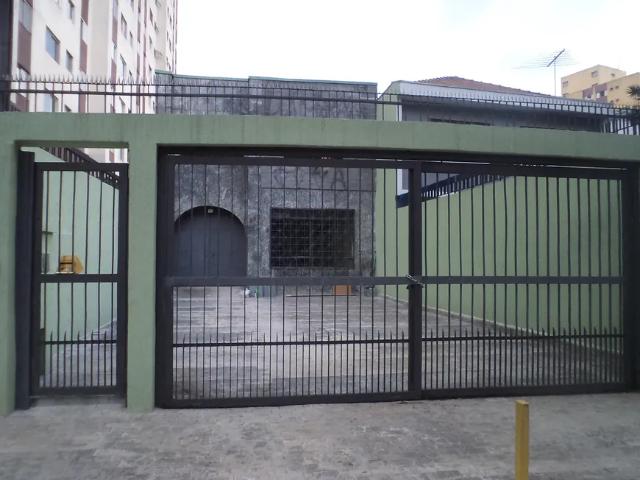 6 vagas, 3 salas, 4 banheiros, copa. Edicula terraço superior