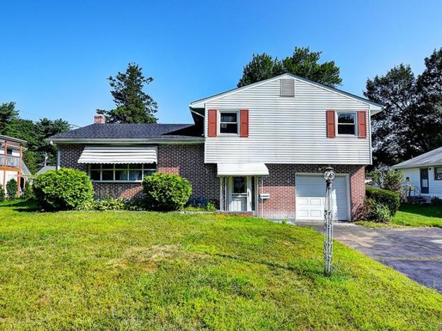 6 W Maxwell Dr, West Hartford, CT 06107