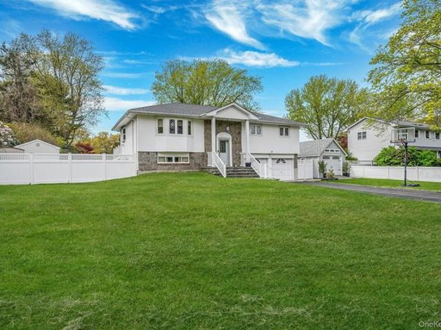 6 Warbler Ln, Commack, NY 11725