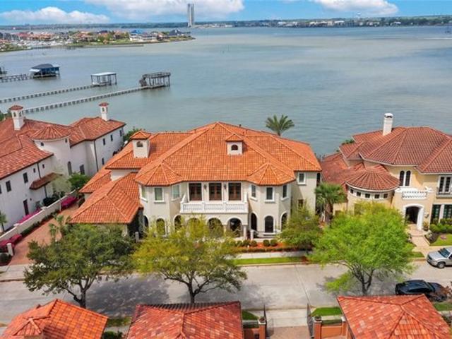 6 Waterford Oaks Ln, Kemah, TX 77565