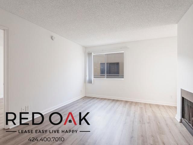 ~6 Weeks FREE~ Gorgeous Two Bedroom with Fireplace, On Site Laundry, and Included Garage Parking ~ Near Vibrant Abbot Kinney! *Move In Special