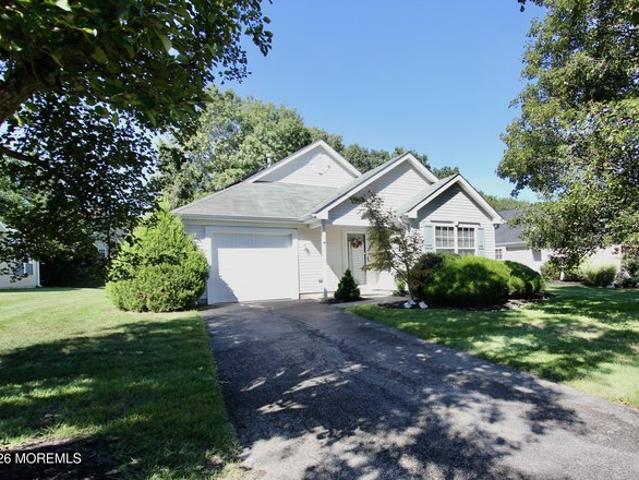 6 Wellington Ln, Lakewood, NJ 08701