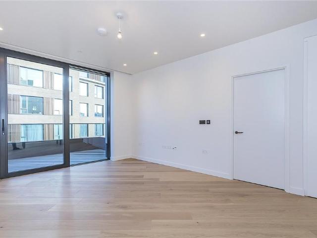 6 Wood Crescent, London 1 bed flat to rent £2,950 pcm £681 pw