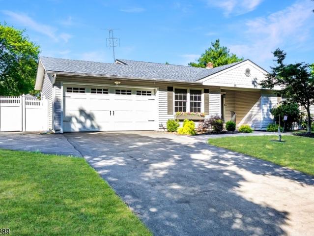 6 Wood Lake Dr