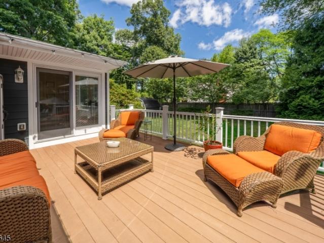 6 Woodbine Cir