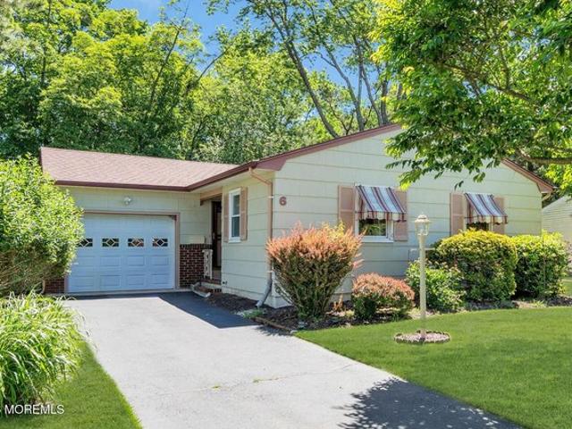 6 Woodbury Ct, Toms River, NJ 08757