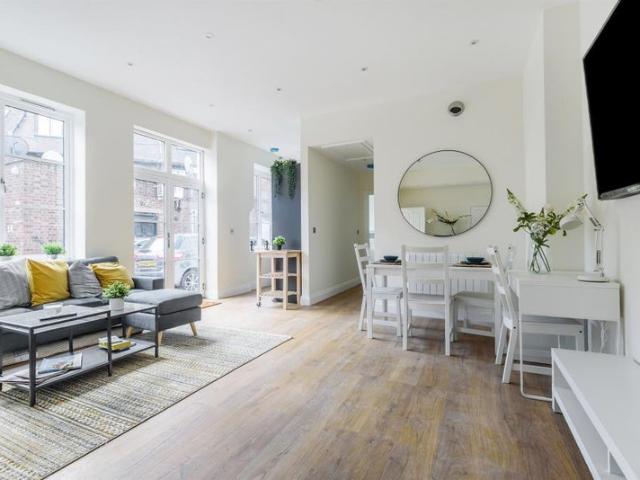 6 12 Month Sublet in Large Modern 1 Bed House