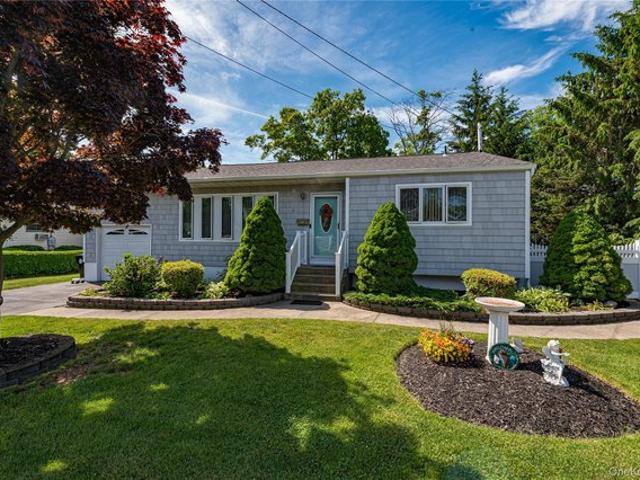 6 45th St, Islip, NY 11751