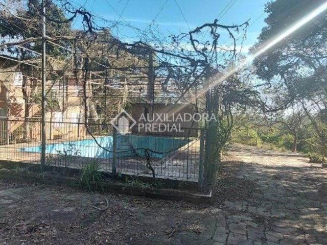 6.700 M2. sobrado medindo 200 M². Quatro suites. Piscina