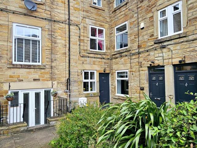 6a Grove Square, Gomersal, Cleckheaton 4 bed terraced house to rent £1,195 pcm £276 pw