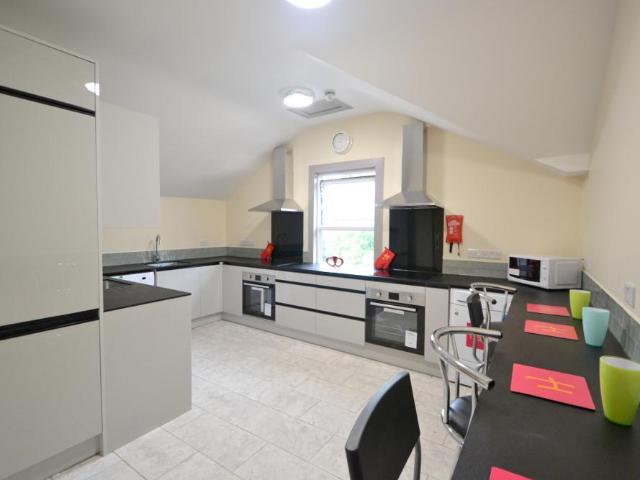 6BED Mount Hooton Road, Nottingham NG7 6 bed flat to rent £3,510 pcm £810 pw