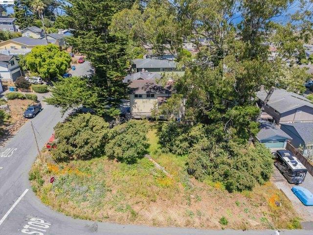 6th St, Montara, CA 94037