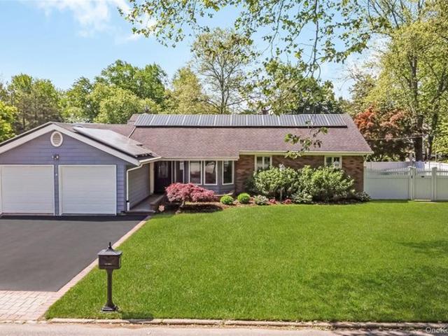 73 Ciro St, Huntington, NY 11743