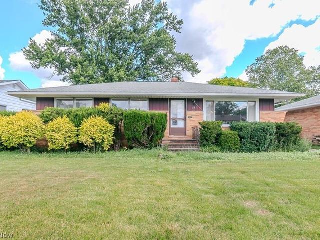 73 E Parkleigh Dr, Seven Hills, OH 44131