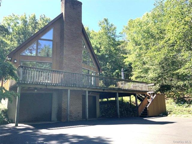 73 Glen Rd, Baiting Hollow, NY 11933