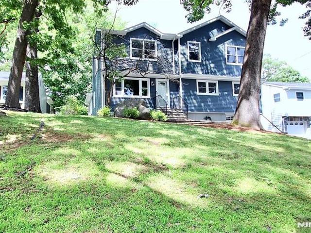 73 Oneida Ave, Oakland, NJ 07436