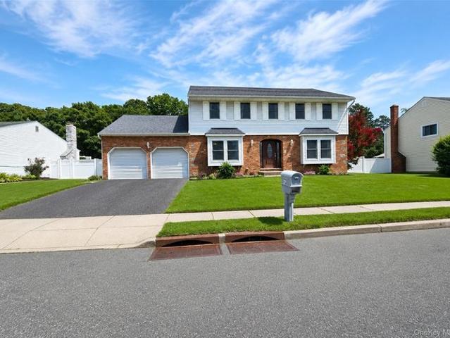 73 Springmeadow Dr, Holbrook, NY 11741
