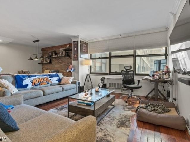 7002 Kennedy Blvd, Guttenberg, NJ 07093