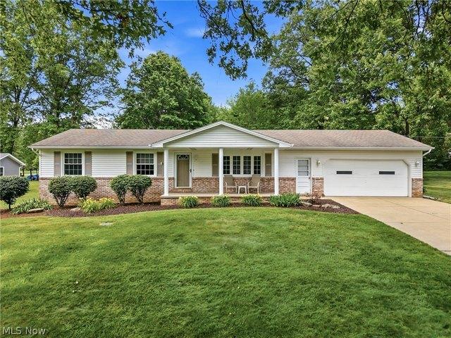 7003 White Oak Dr, Hubbard, OH 44425